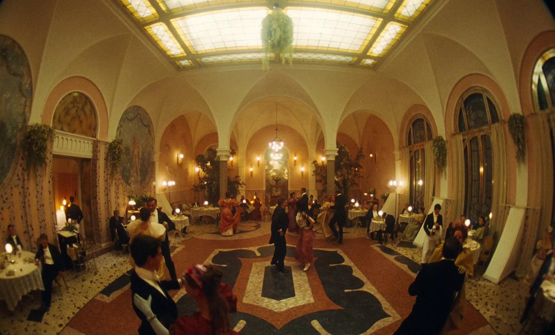 4 Stunning Lenses Used On POOR THINGS To Achieve A Gorgeous Art-House ...